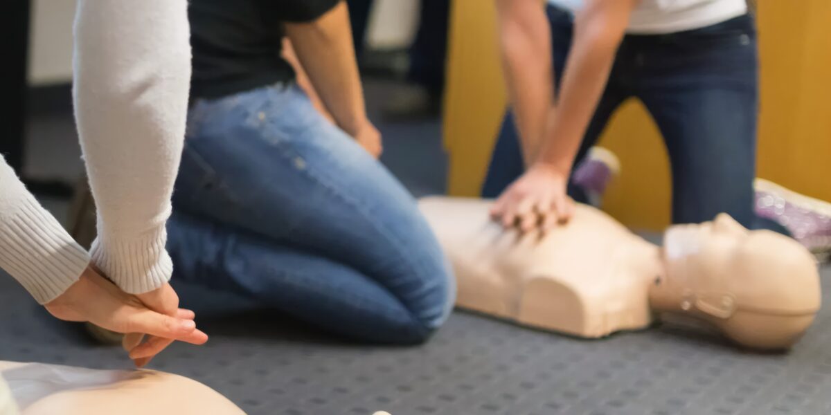 Weet jij wat te doen bij een hartstilstand? | RTV Ronde Venen